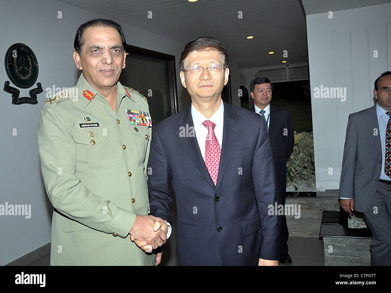 Chief of the Army Staff, Gen.Ashfaq Pervez Kayani shakes hand with Meng ...