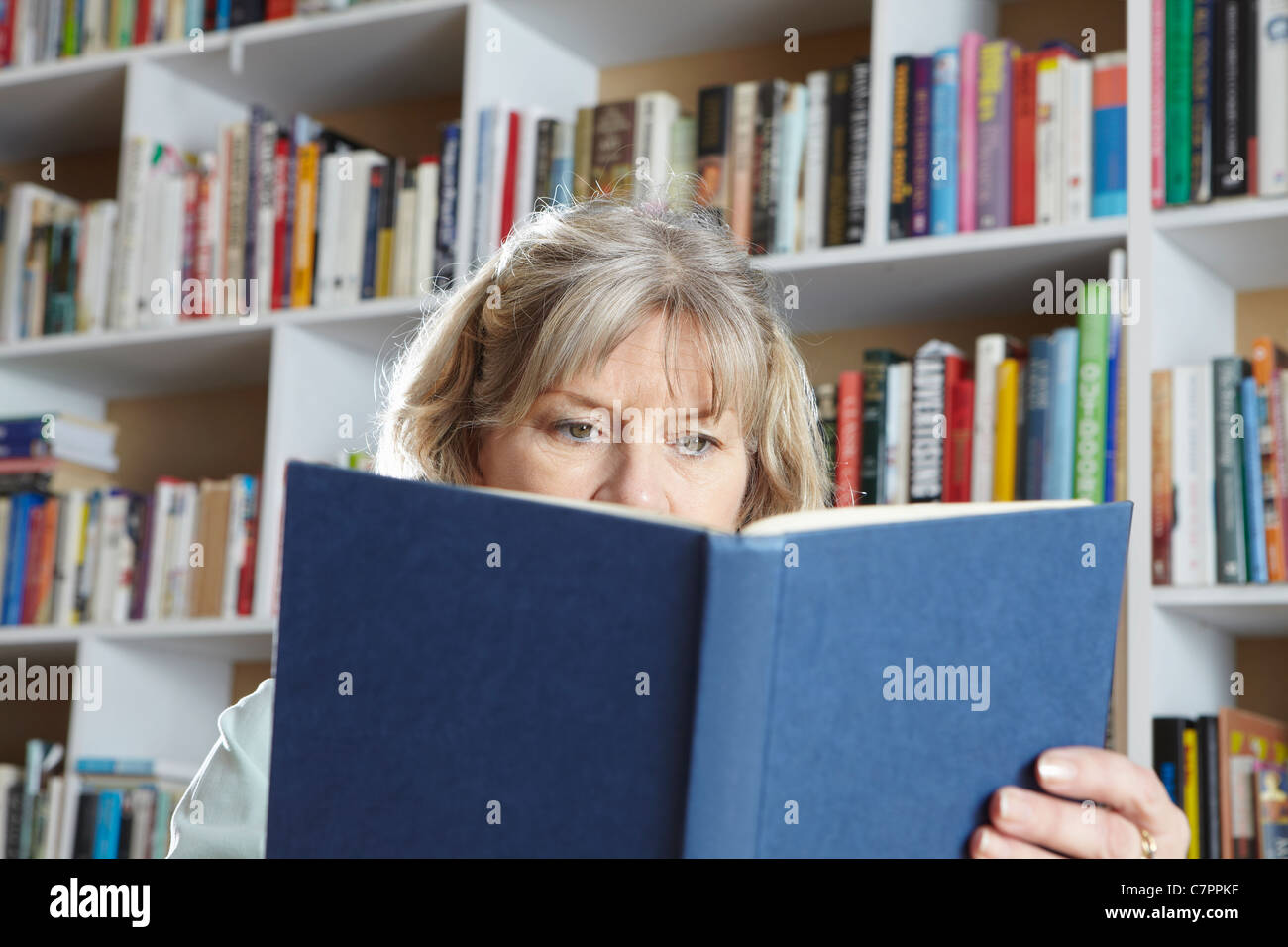 Older person reading library hi-res stock photography and images - Alamy