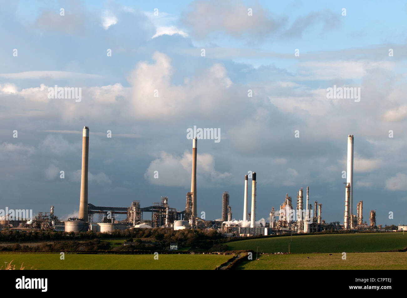 The Pembroke Refinery is an oil refinery Stock Photo - Alamy