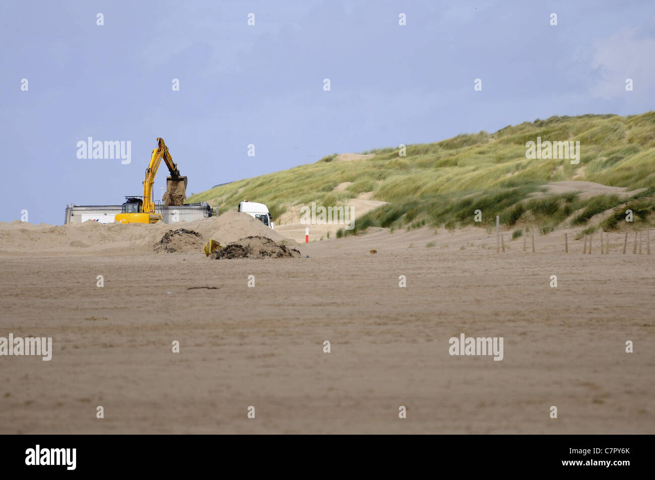 JCB loading sand into HGV Stock Photo - Alamy