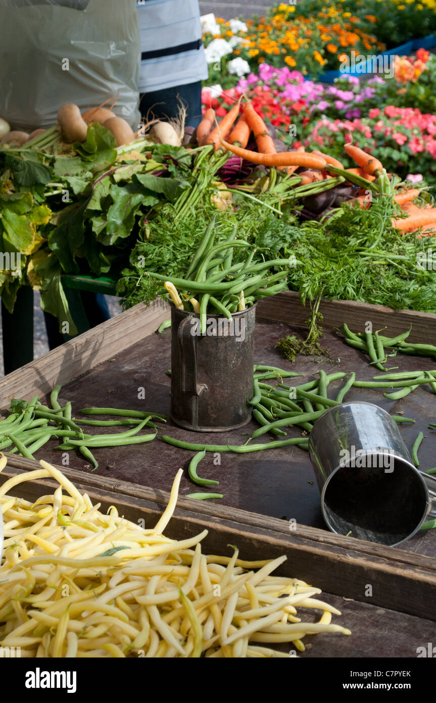 Vegetable stall at market Stock Photo - Alamy
