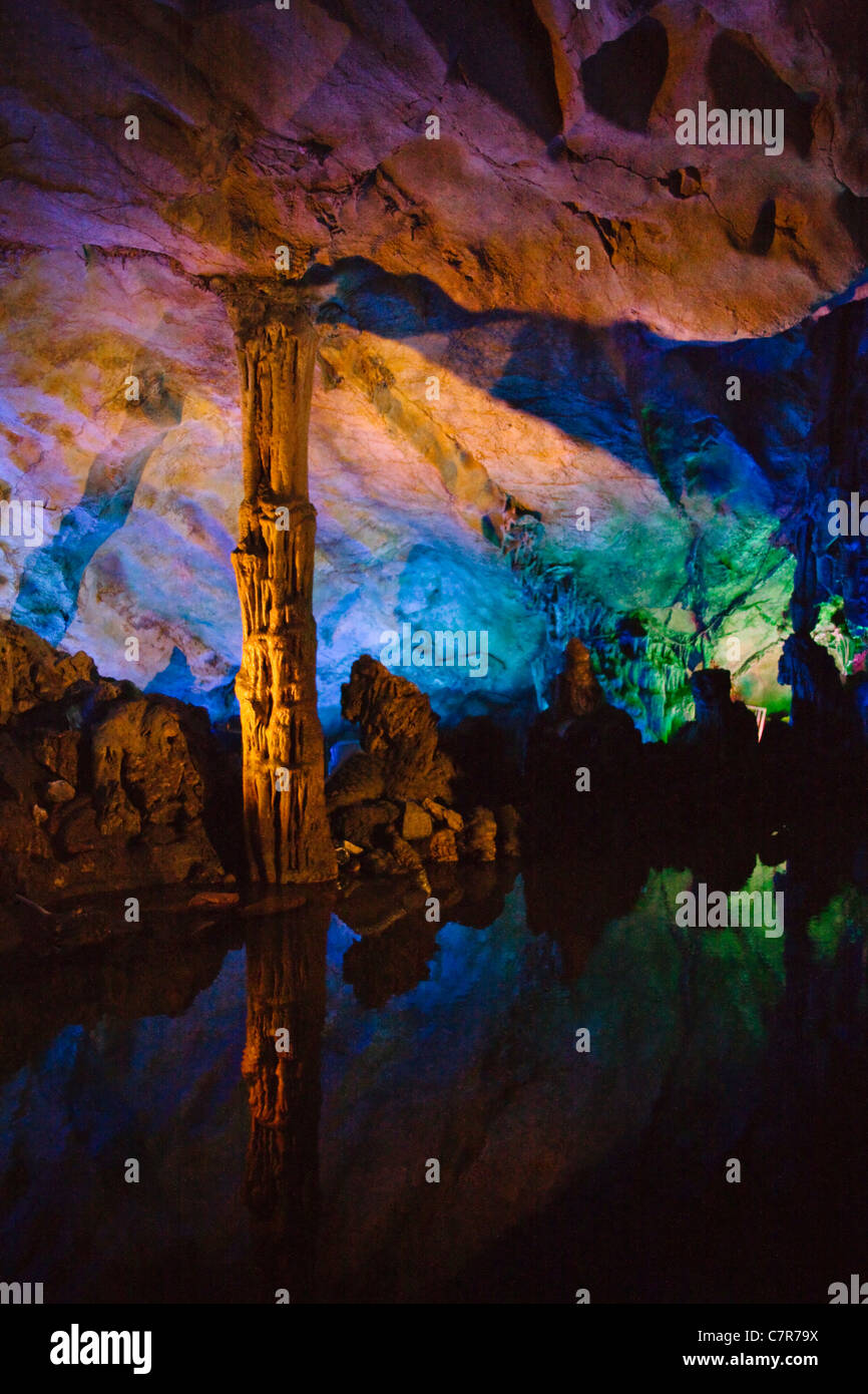 Ludi (Reed Flute) Cave, limestone cave formation, near Guilin, Guangxi ...