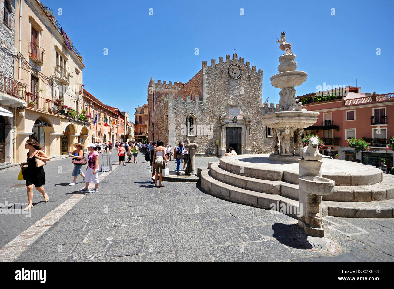 Taormina piazza duomo fountain hi-res stock photography and images - Alamy