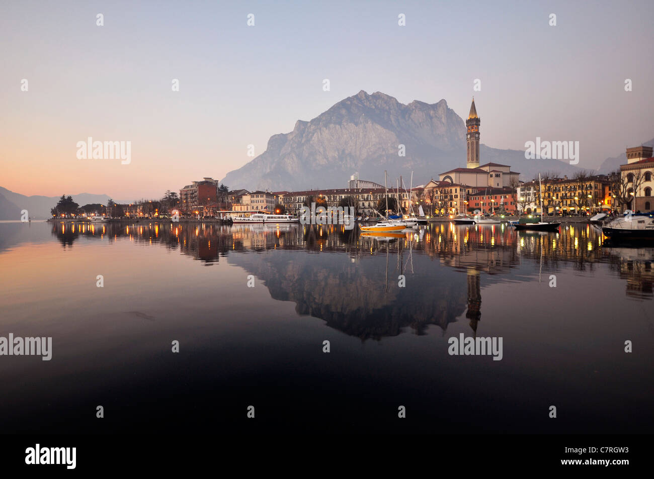 Lake como sunset boat hi-res stock photography and images - Alamy