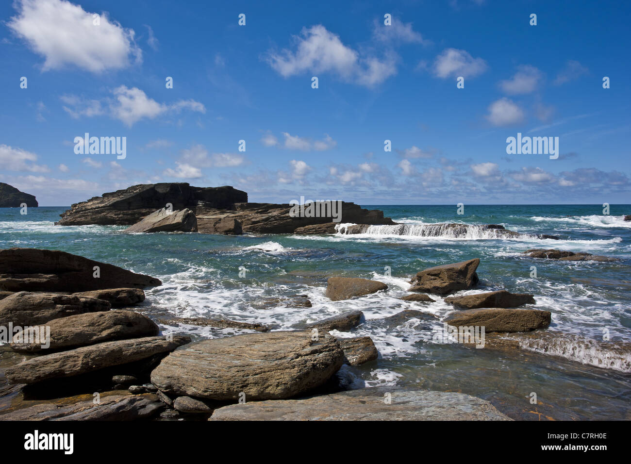 Trebarwith summer high tide north hi-res stock photography and images ...