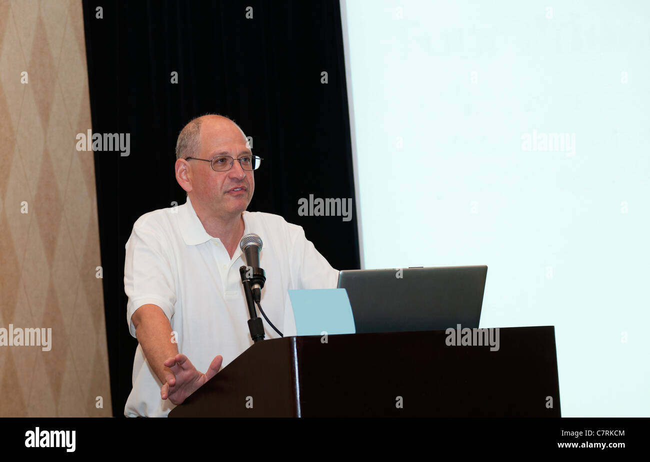 Speaker standing at lectern hi-res stock photography and images - Alamy