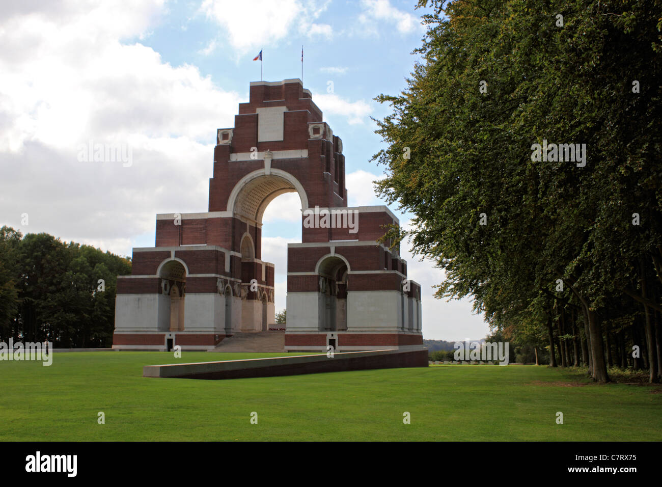 Thiepval memorial to the dead and missing soldiers at the battle of the ...