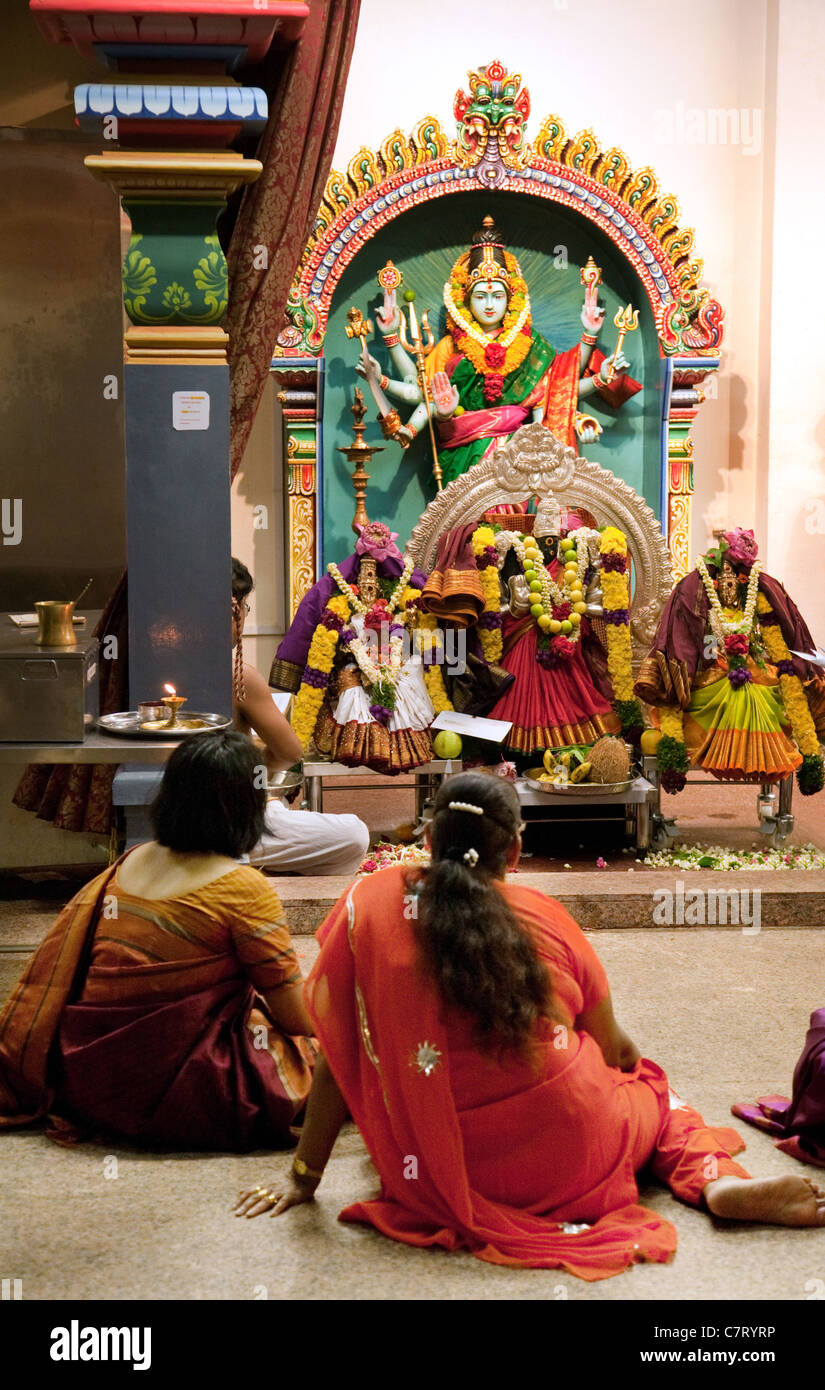 Female hindu worshippers inside the Sri mariamman temple, Singapore ...