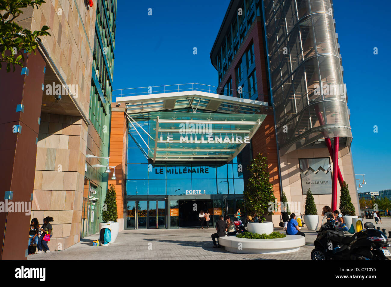 Aubervilliers france shopping center le hi-res stock photography and ...