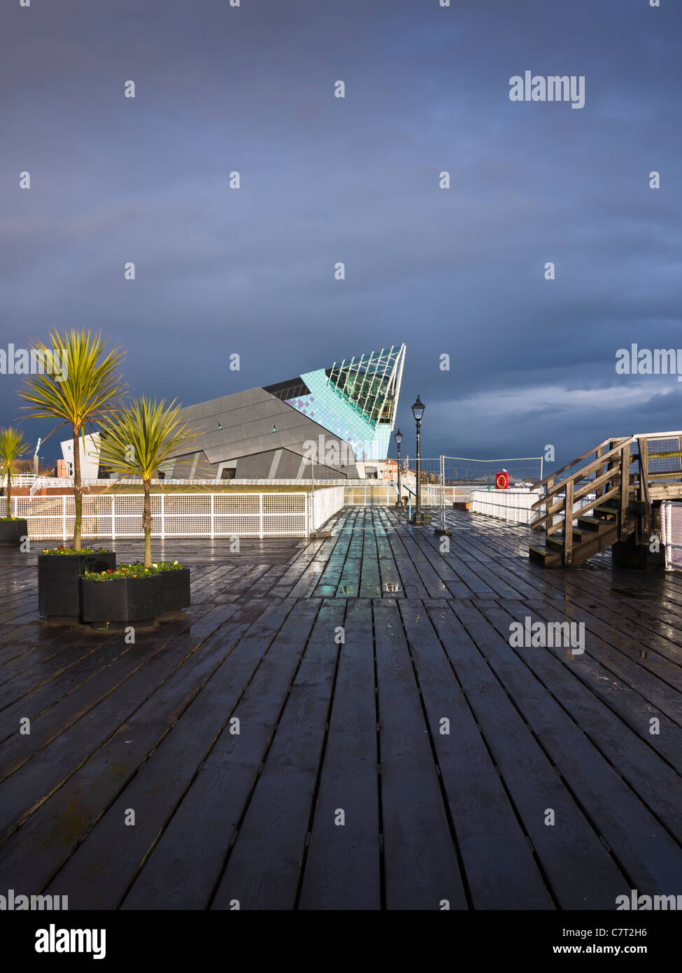 Aquarium hull waterfront submarium hi-res stock photography and images ...