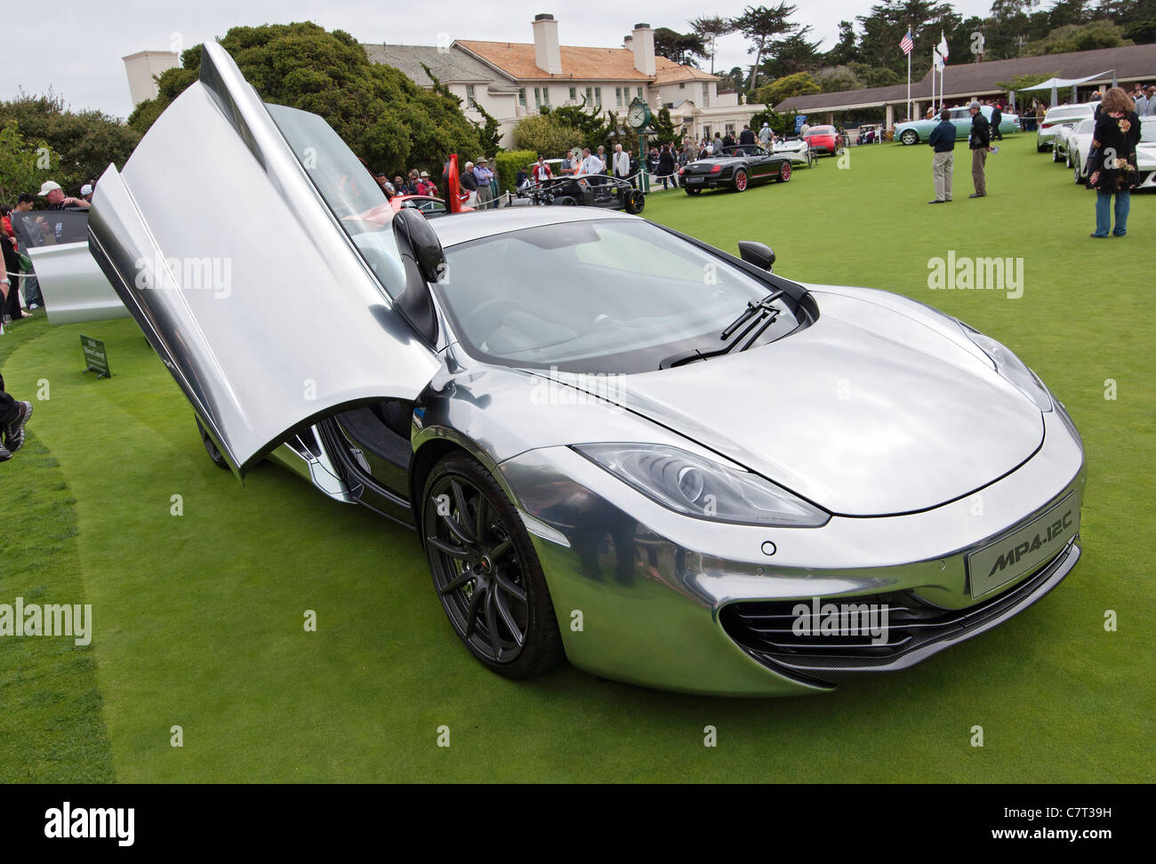 The cars and crowds at the Concours d’Elegance Stock Photo - Alamy