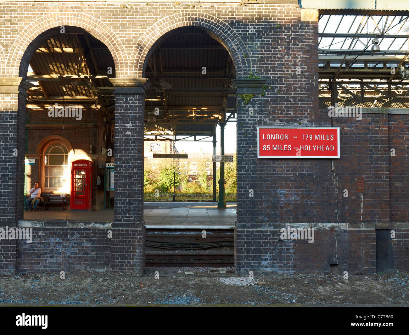 Chester railway station hi-res stock photography and images - Alamy