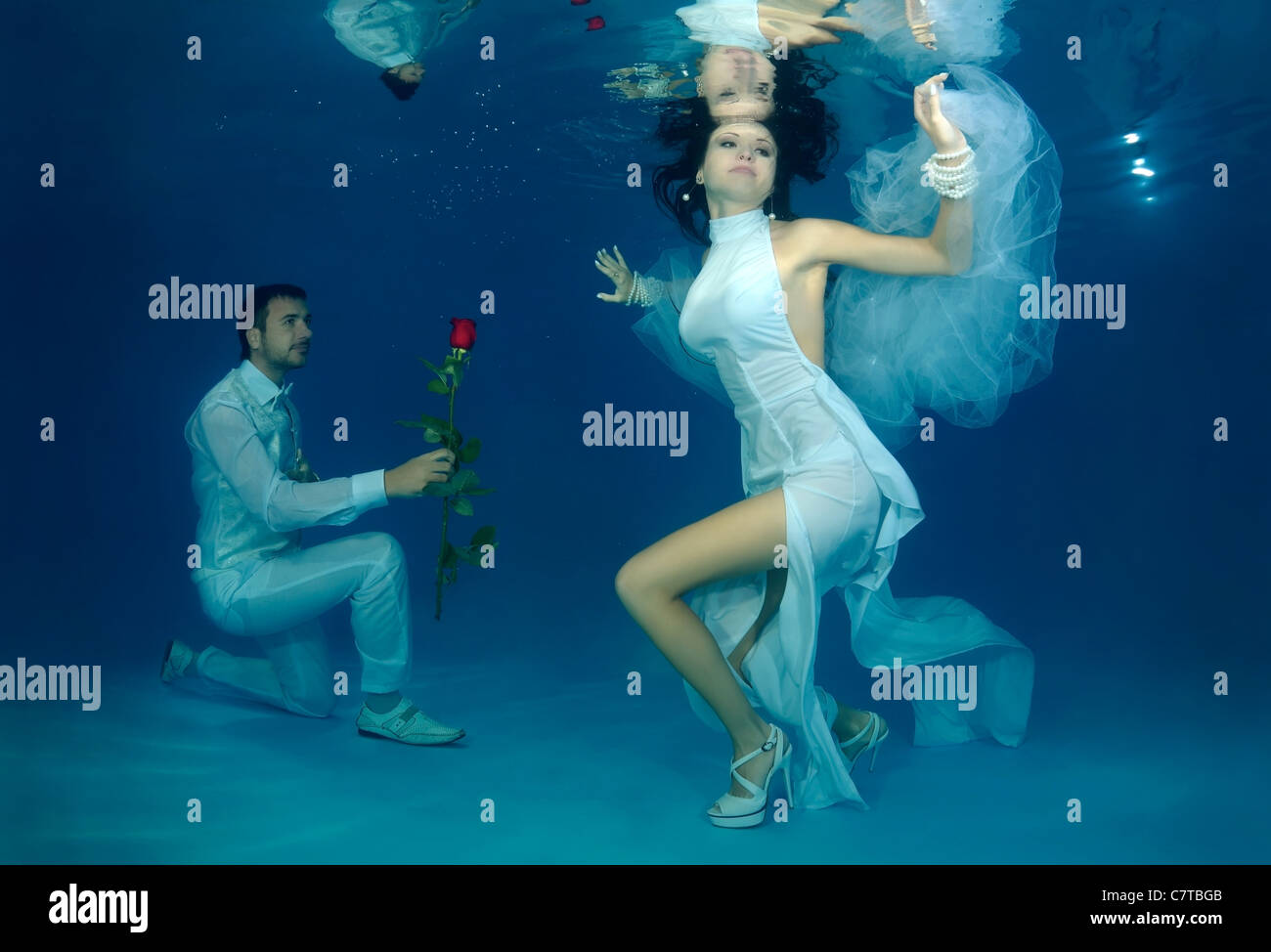 Bride and groom, underwater wedding in a pool Stock Photo - Alamy