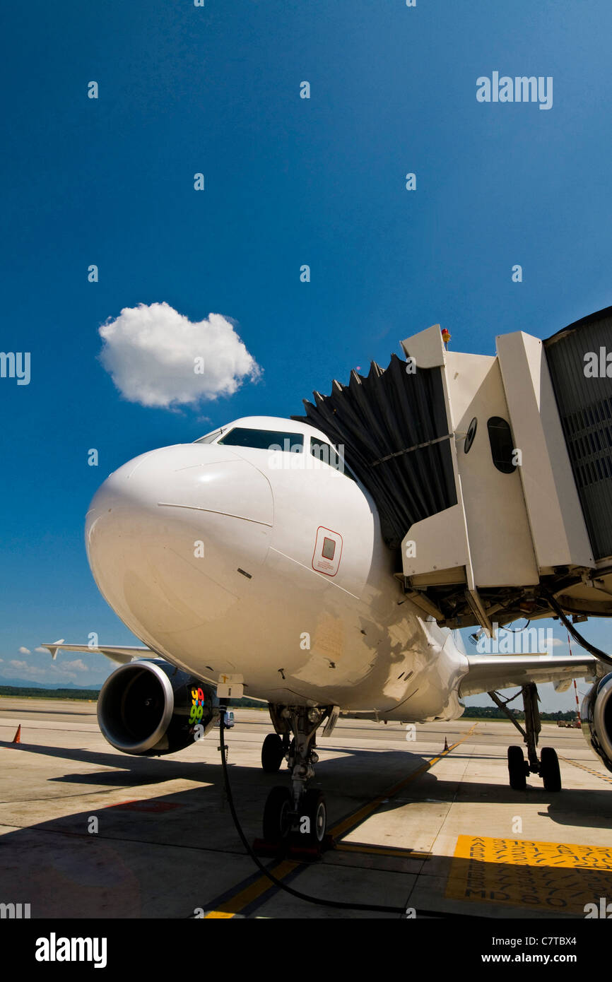Aeroplane on apron hi-res stock photography and images - Alamy