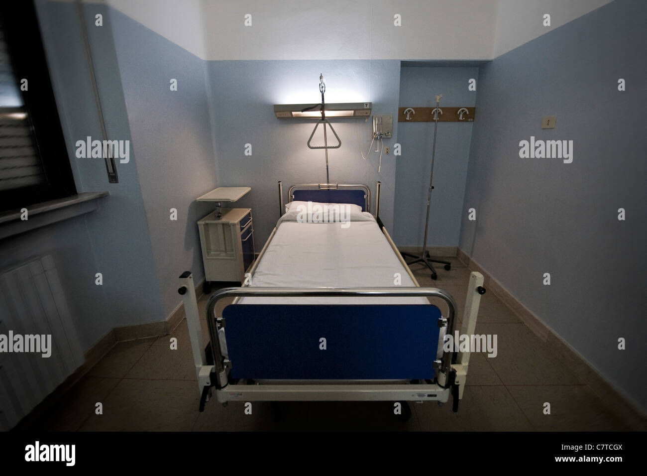Empty Hospital Bed High Resolution Stock Photography and Images - Alamy