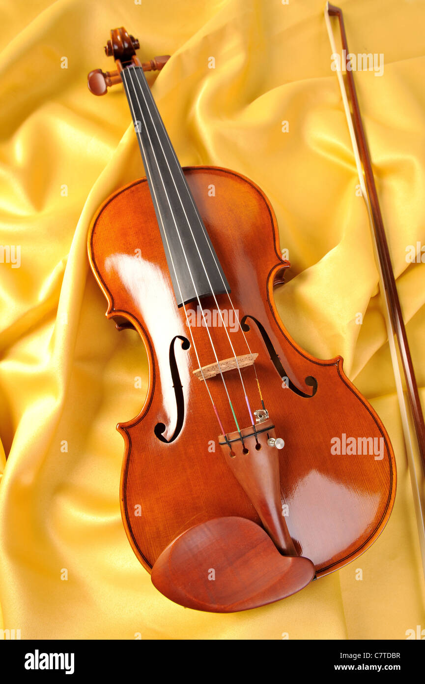 Gold violin hi-res stock photography and images - Alamy