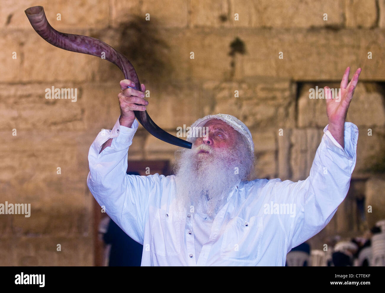Rabbi blowing shofar hi-res stock photography and images - Alamy