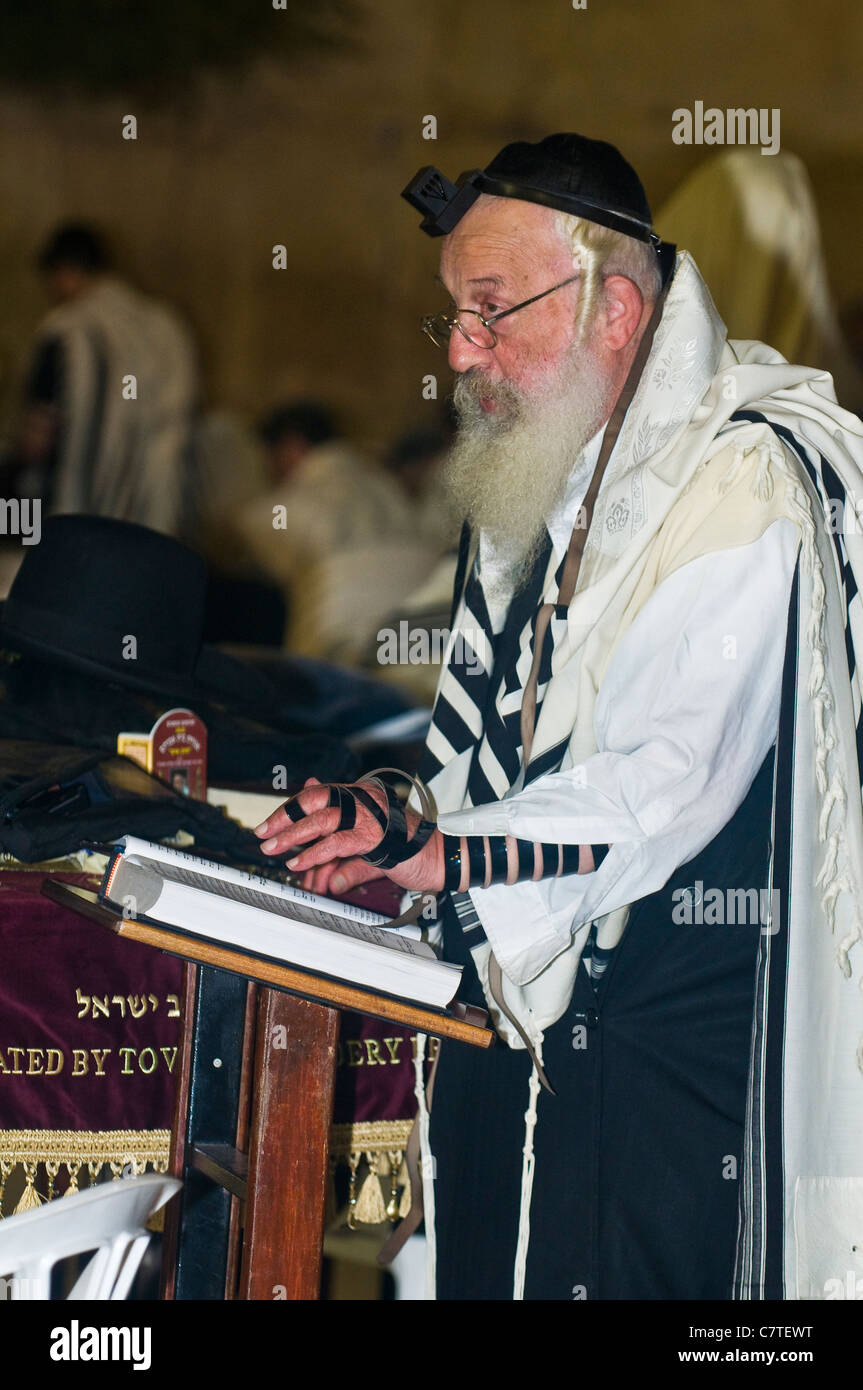 Jewish rabbi pray hi-res stock photography and images - Alamy