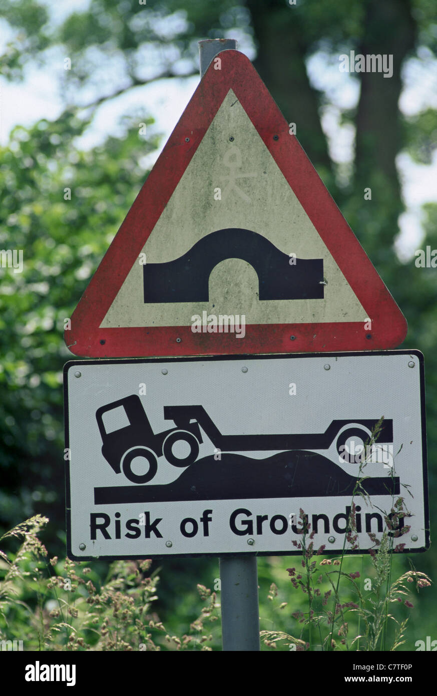 Humpback bridge sign in the oxford canal, near Napton Stock Photo - Alamy