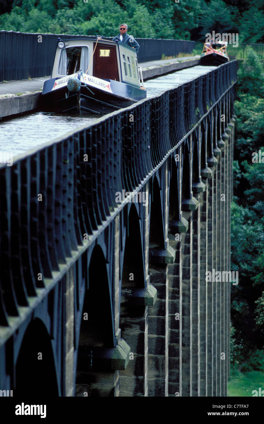 Narrowboats on the Pontcysyllte Aqueduct, a 1,000-foot bridge that ...