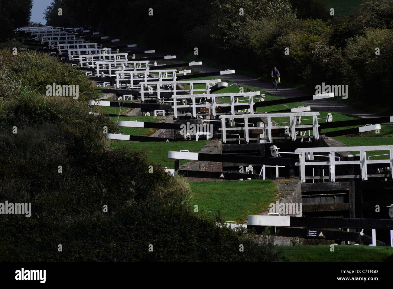 The Caen Hill locks on the Kennet and Avon Canal near Devizes ...