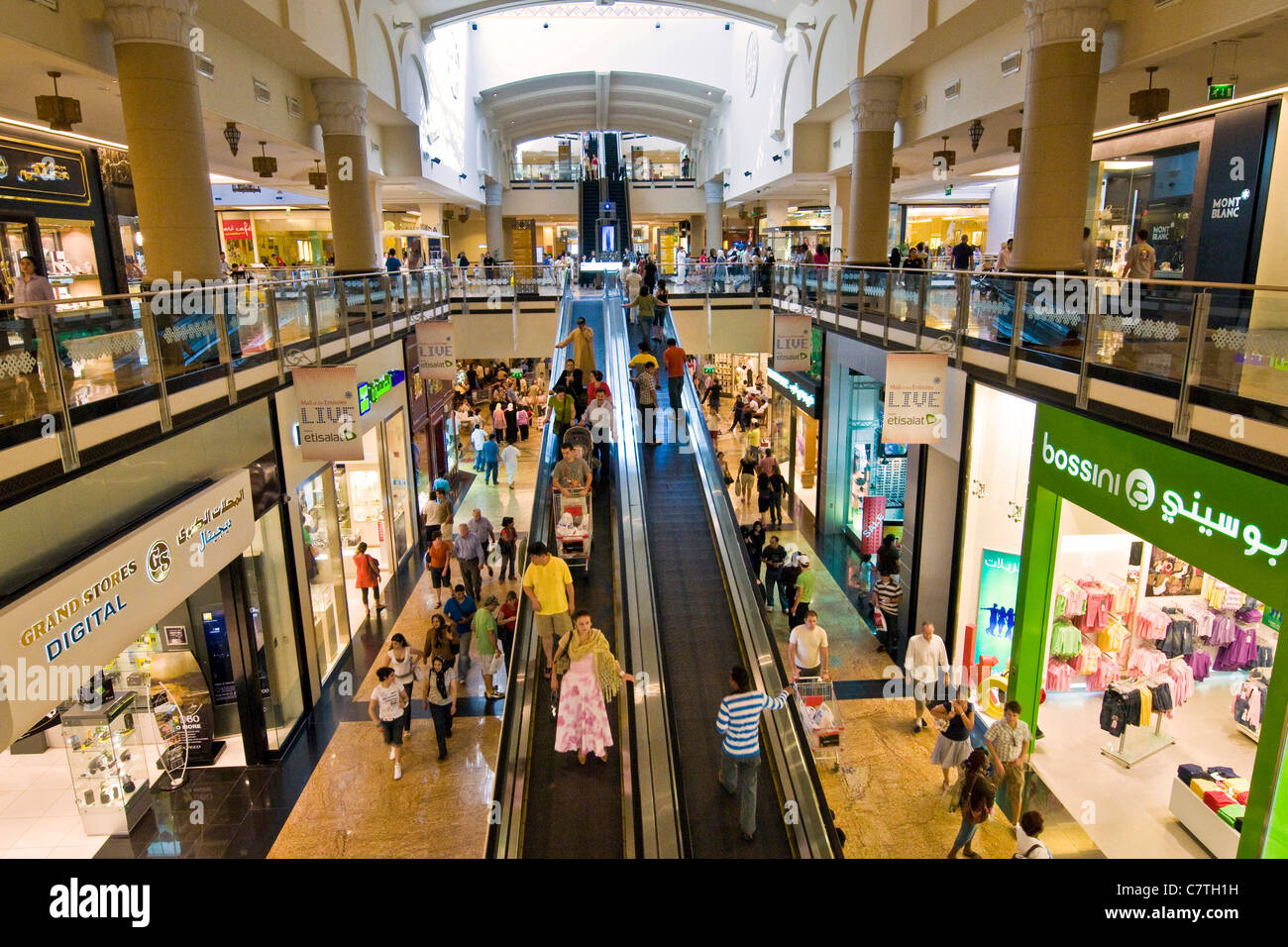 Centre commercial dubai mall hi-res stock photography and images - Alamy