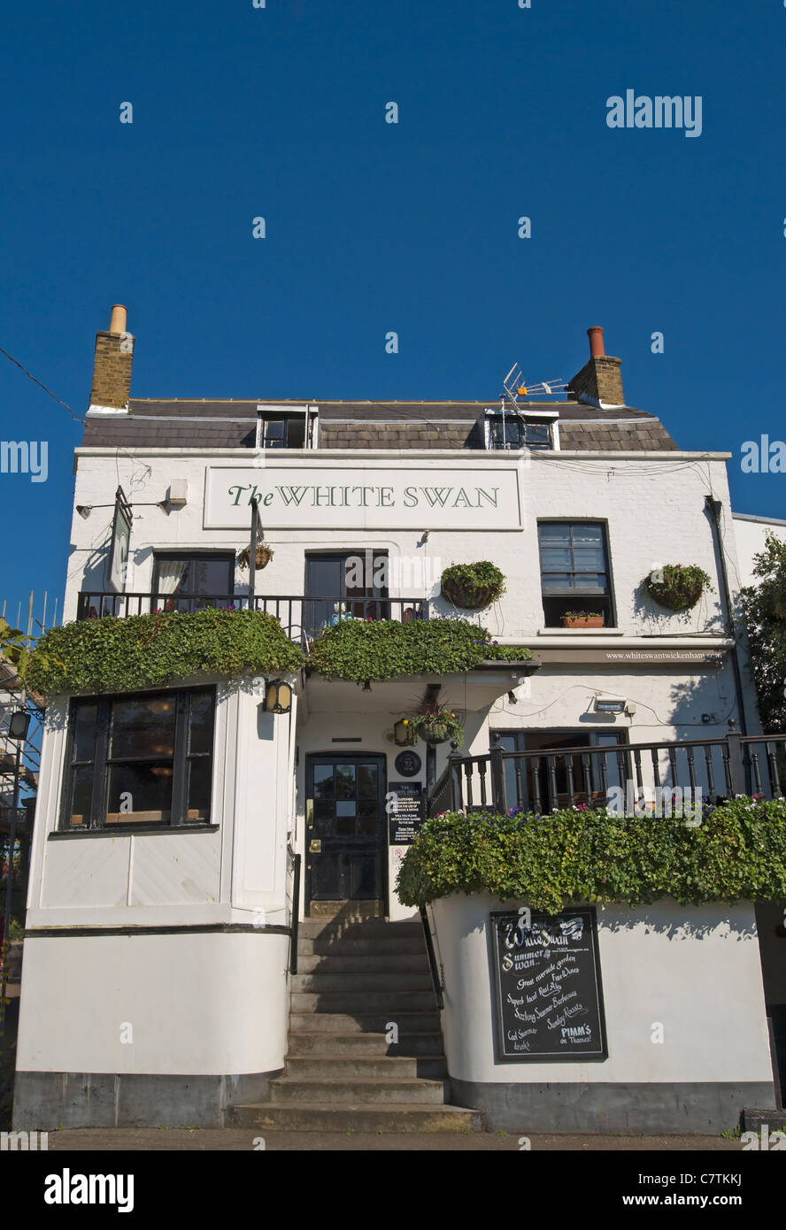 White swan pub riverside twickenham hi-res stock photography and images ...