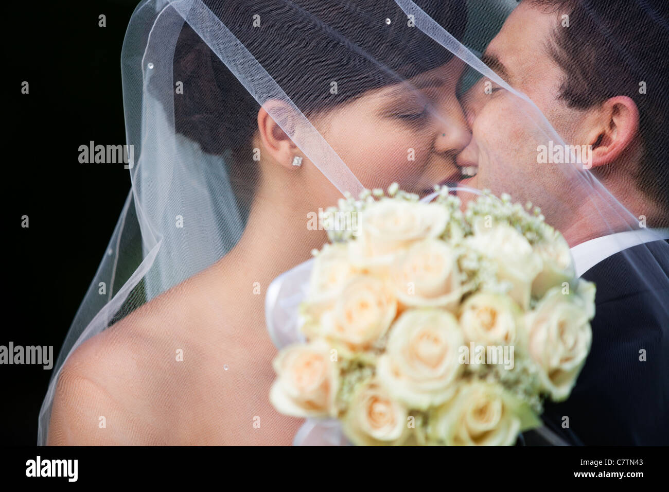 Affectionate newly wed couple kissing Stock Photo - Alamy