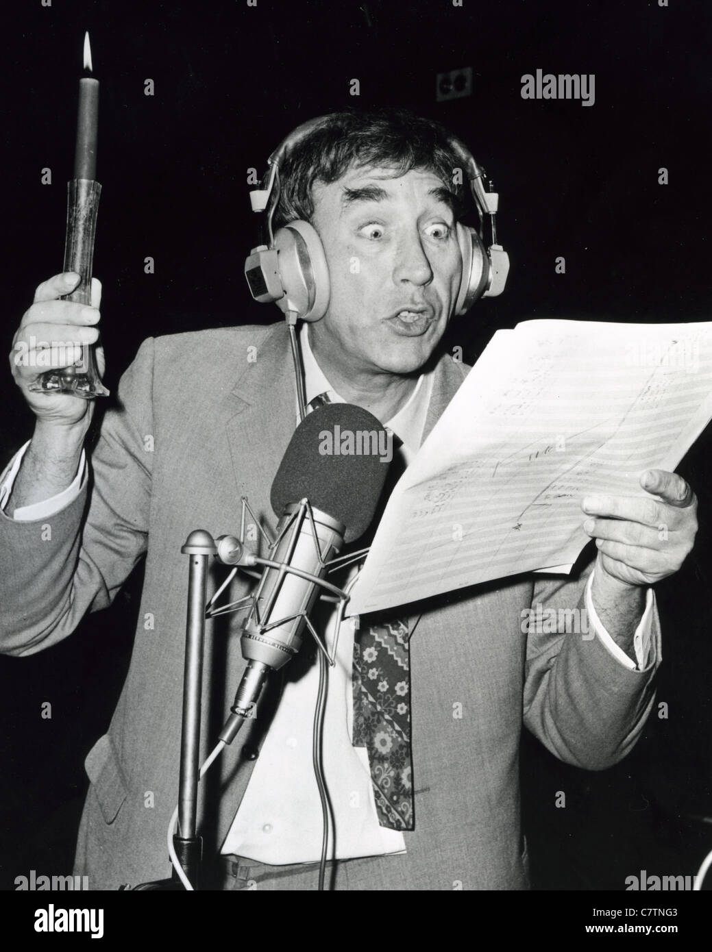 FRANKIE HOWERD (1917-1992) English comedian and comic actor Stock Photo ...