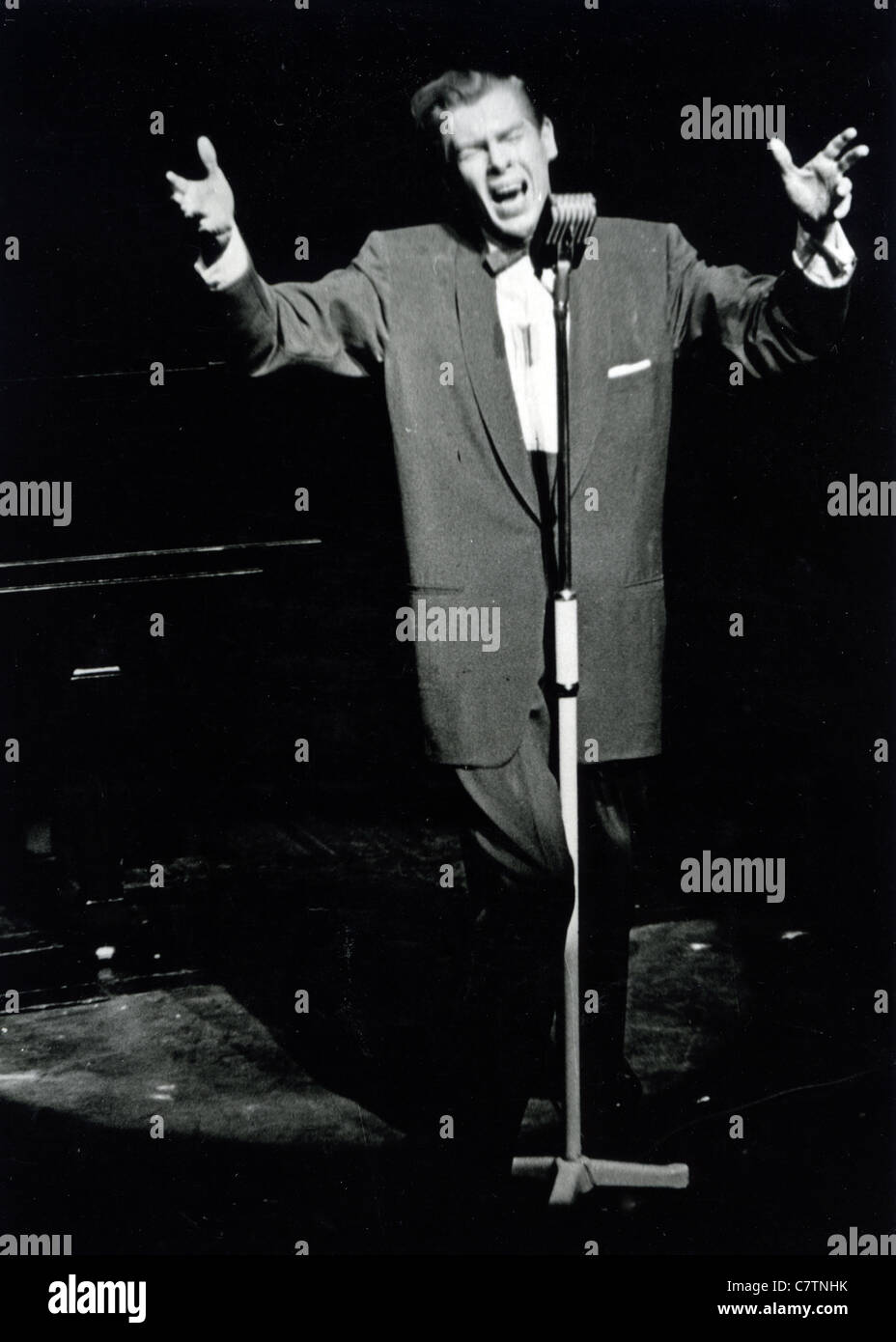 JOHNNIE RAY (1927-1990) US singer, pianist and songwriter at the London ...