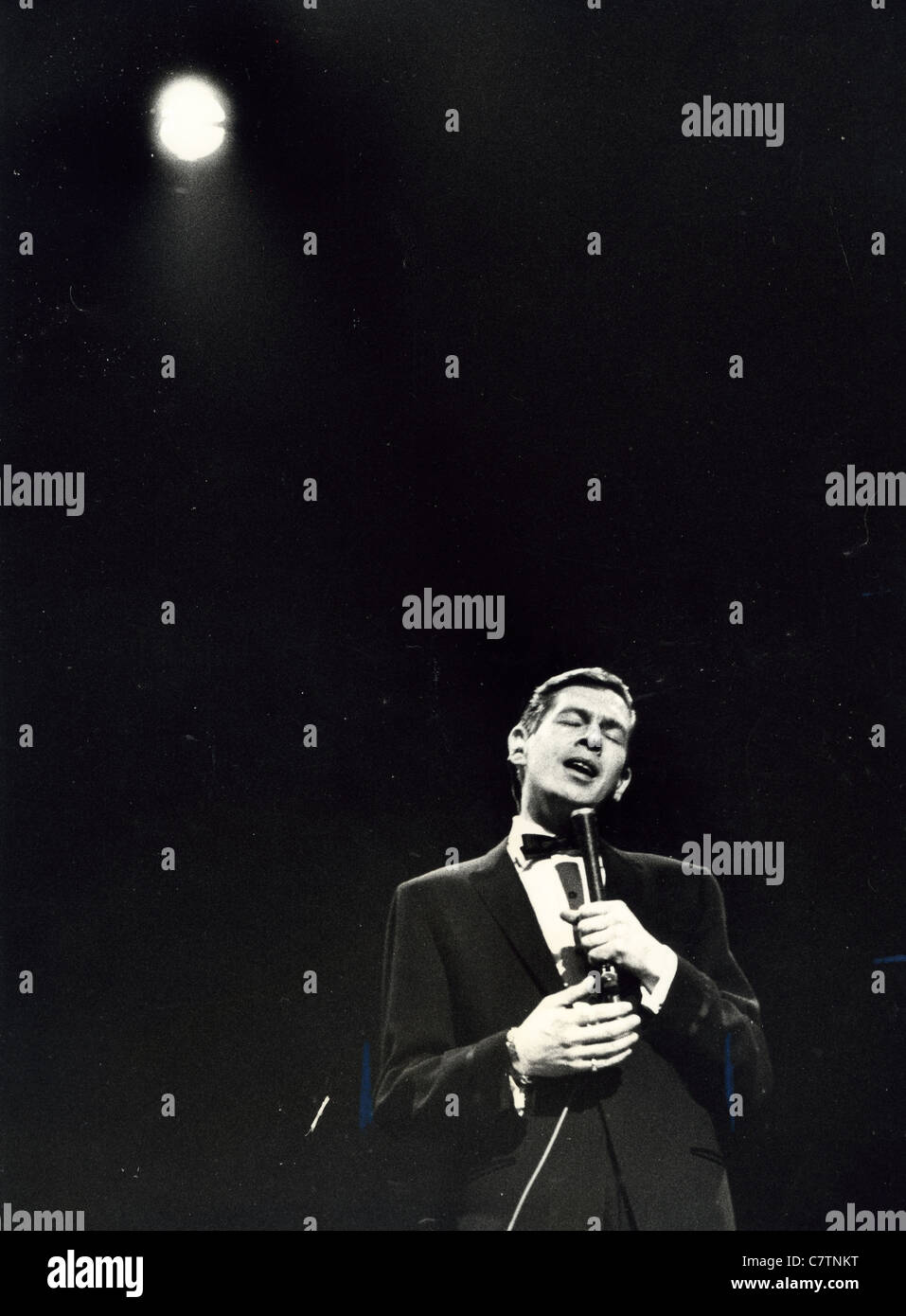 JOHNNIE RAY (1927-1990) US singer, pianist and songwriter at the London ...