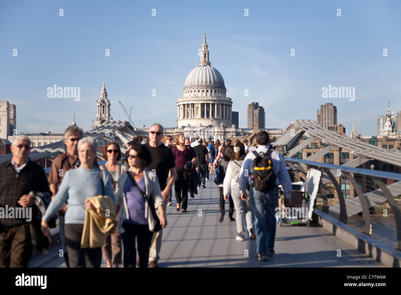 London millennium footbridge hi-res stock photography and images - Alamy
