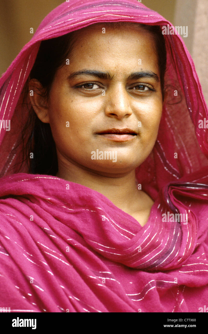 Lahore young womans portrait hi-res stock photography and images - Alamy