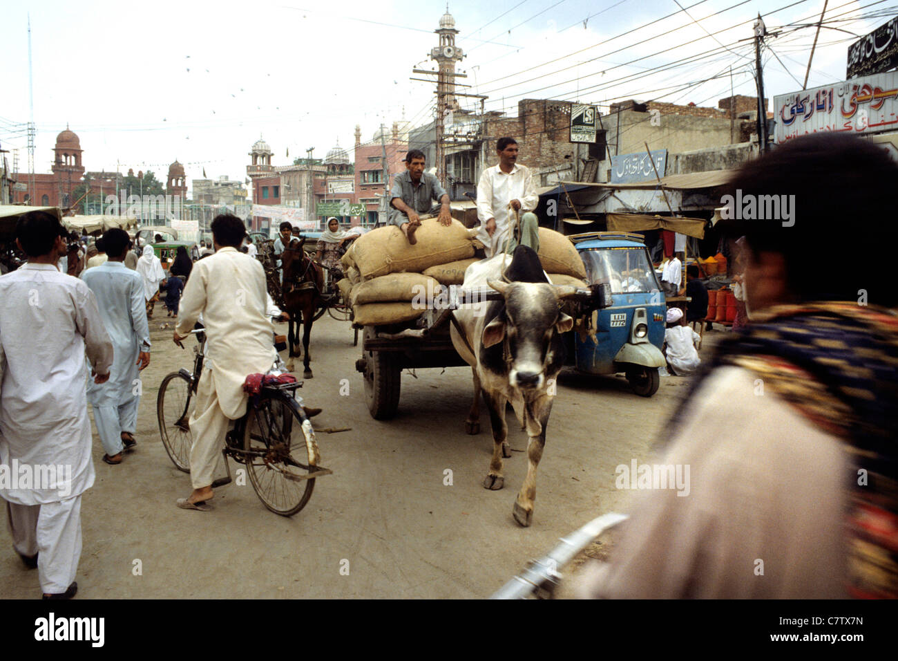 Pakistan Lahore, urban scene Stock Photo - Alamy