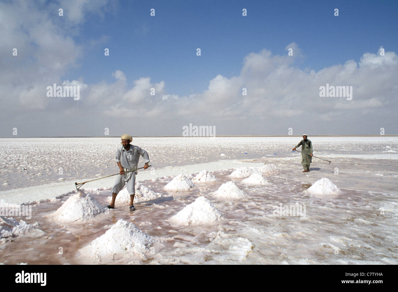 Oman, Mahoot. Working in salt basin Stock Photo - Alamy