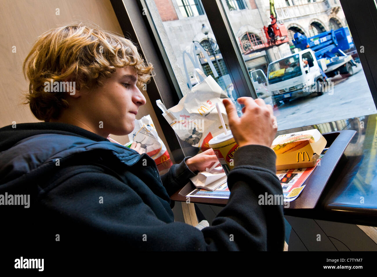 Boys eating fast food teenagers hi-res stock photography and images - Alamy
