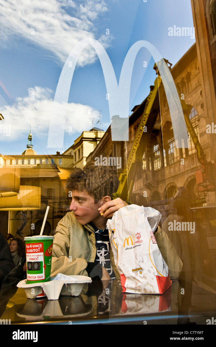 Teenage boy eating at fast food Stock Photo - Alamy
