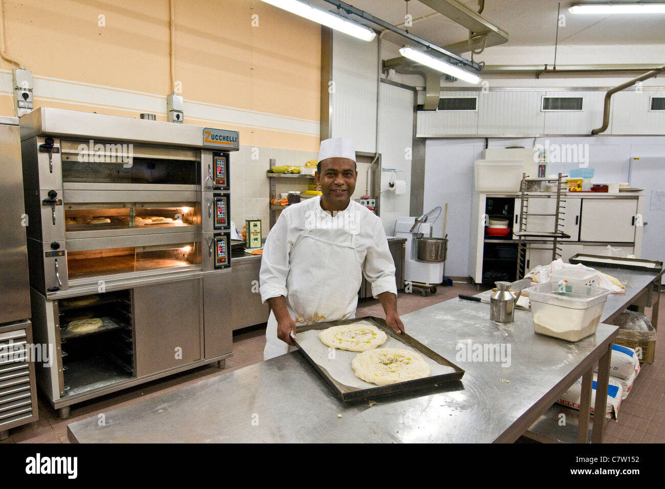 Pizza oven chef hi-res stock photography and images - Alamy