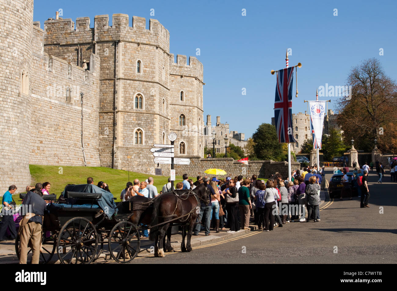 Windsor Castle and tourists, Berkshire, England, UK Stock Photo - Alamy