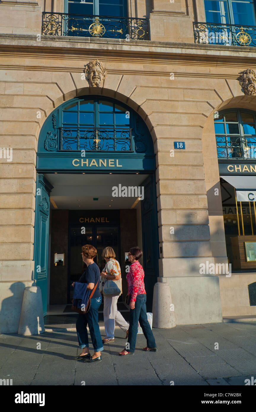 Chanel shopping bag hi-res stock photography and images - Alamy
