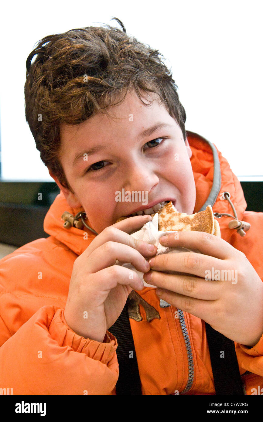 Boy eating sandwich Stock Photo - Alamy