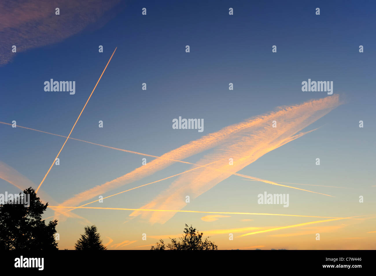 Aeroplanes contrails hi-res stock photography and images - Alamy