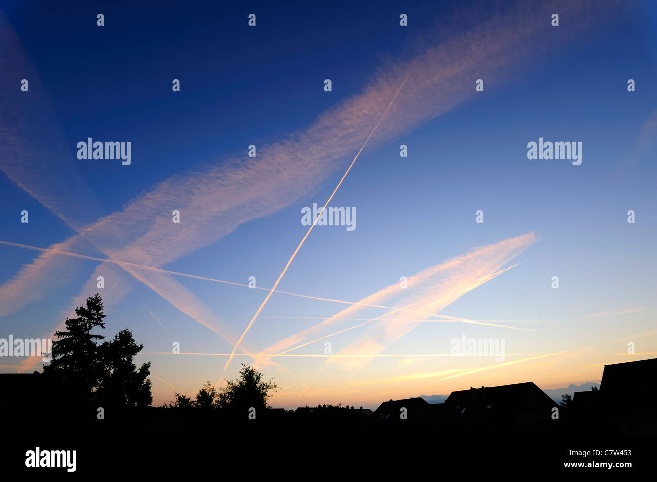 Aeroplanes contrails hi-res stock photography and images - Alamy