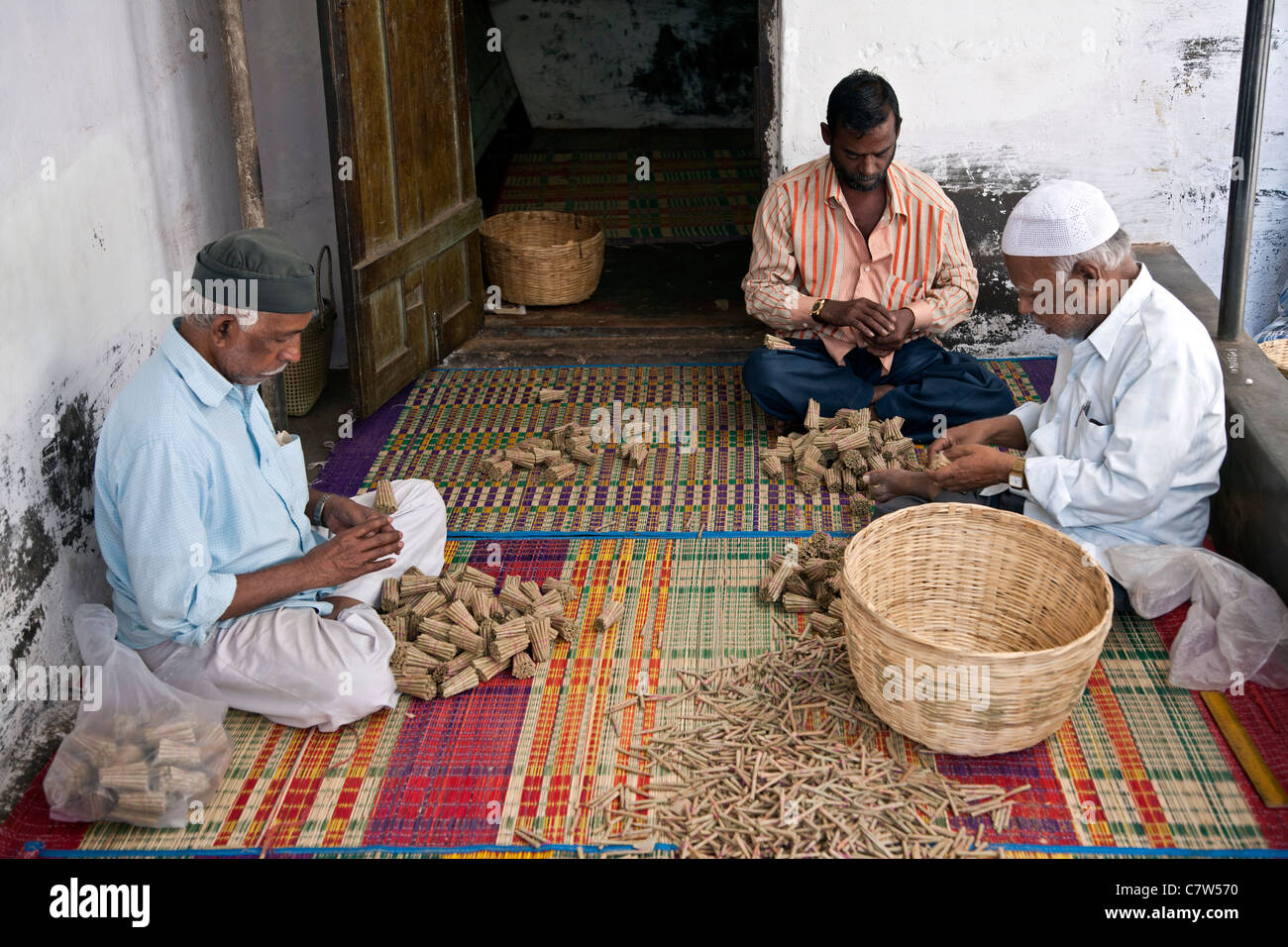 Bidi traditional indian cigarette hi-res stock photography and images ...