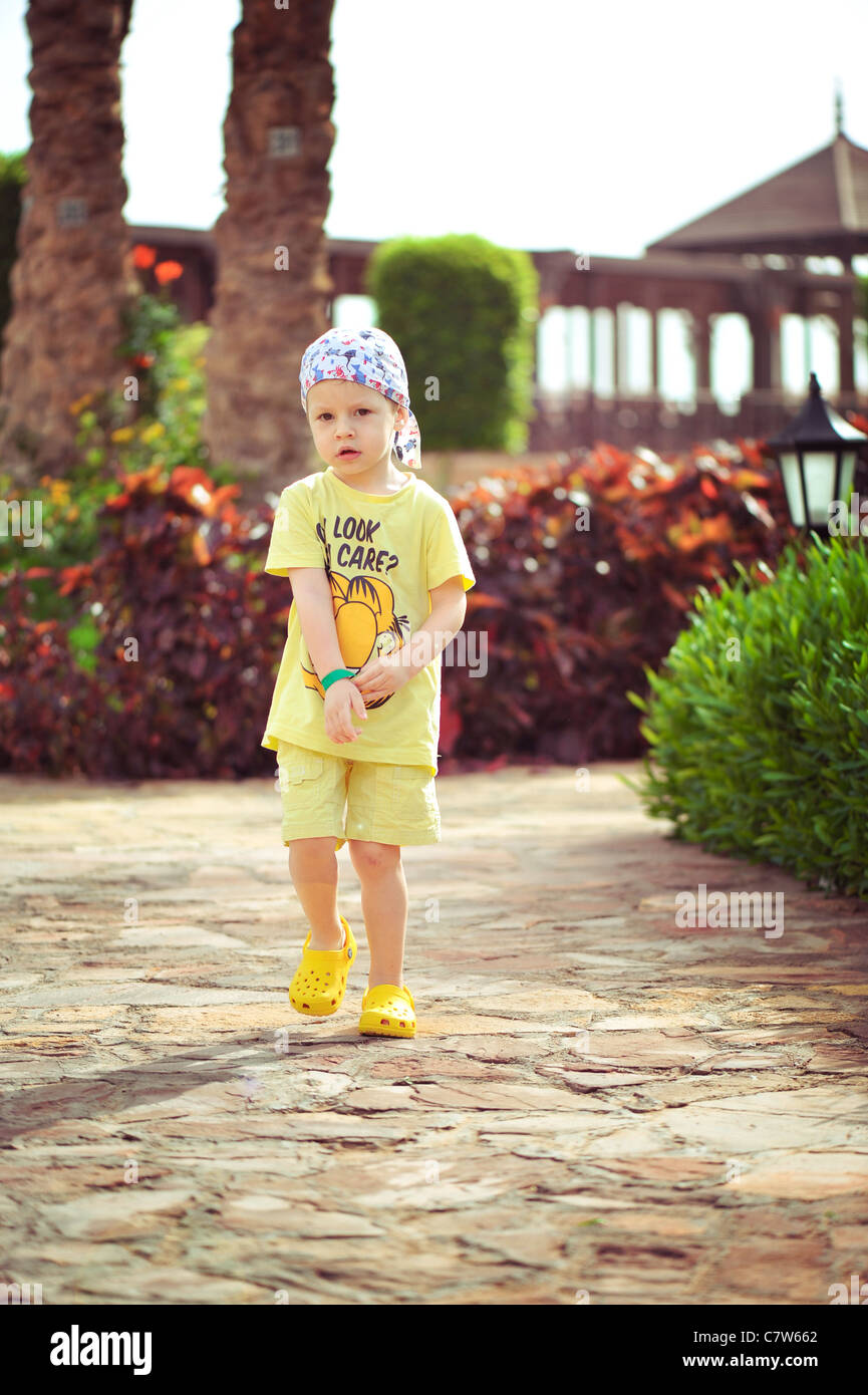 boy in yellow Stock Photo - Alamy