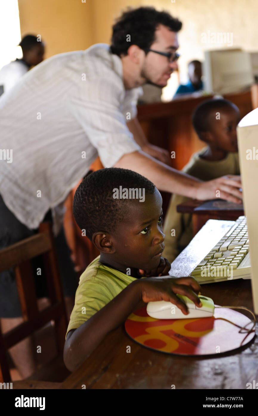School computer class tanzania hi-res stock photography and images - Alamy