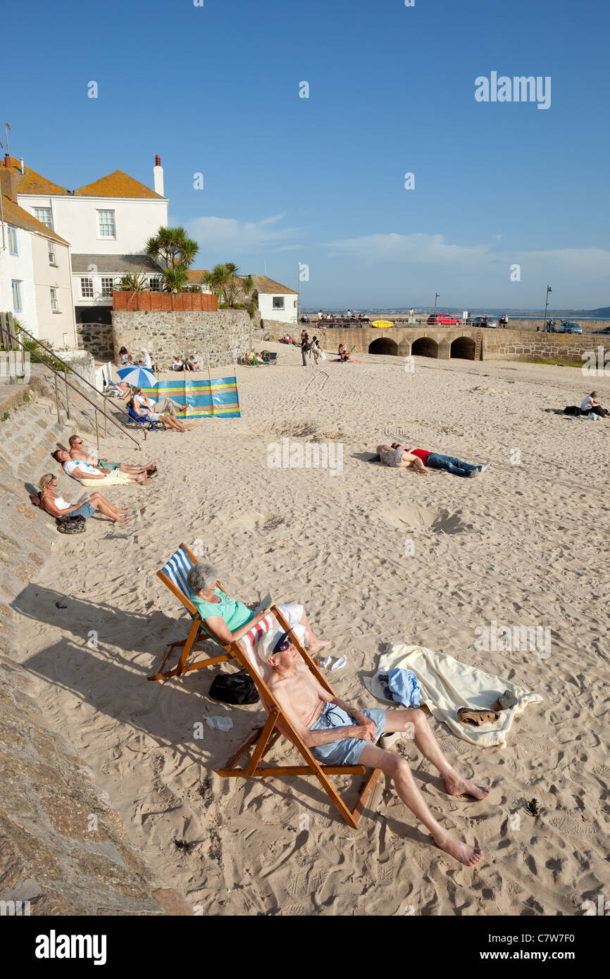 Sunbathers hi-res stock photography and images - Alamy