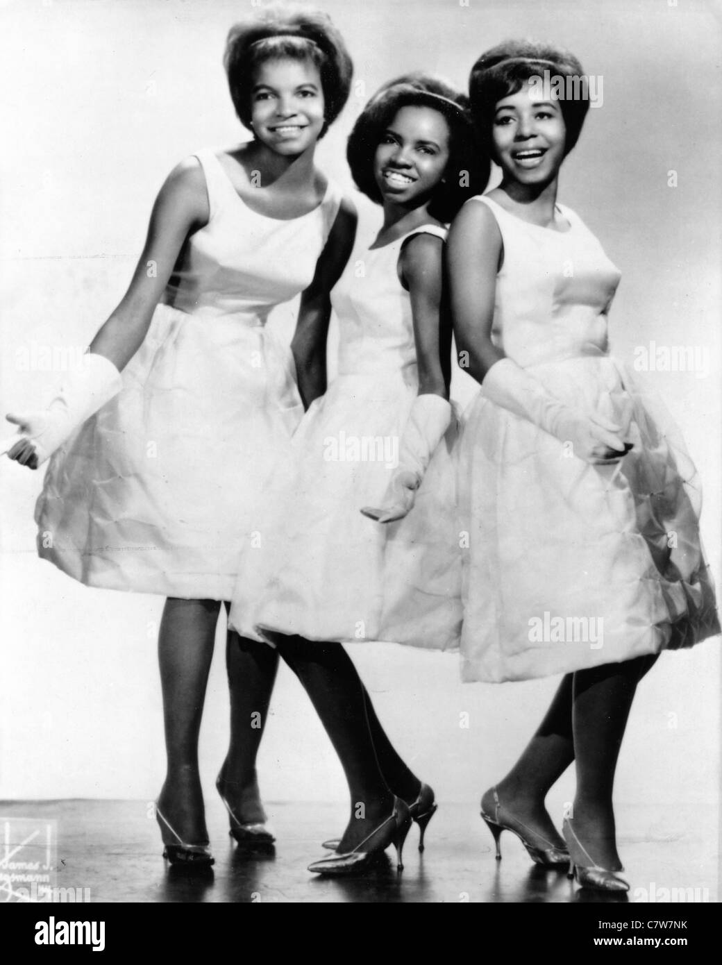 THE DIXIE CUPS US pop trio about 1965 from left: sisters Barbara Ann ...
