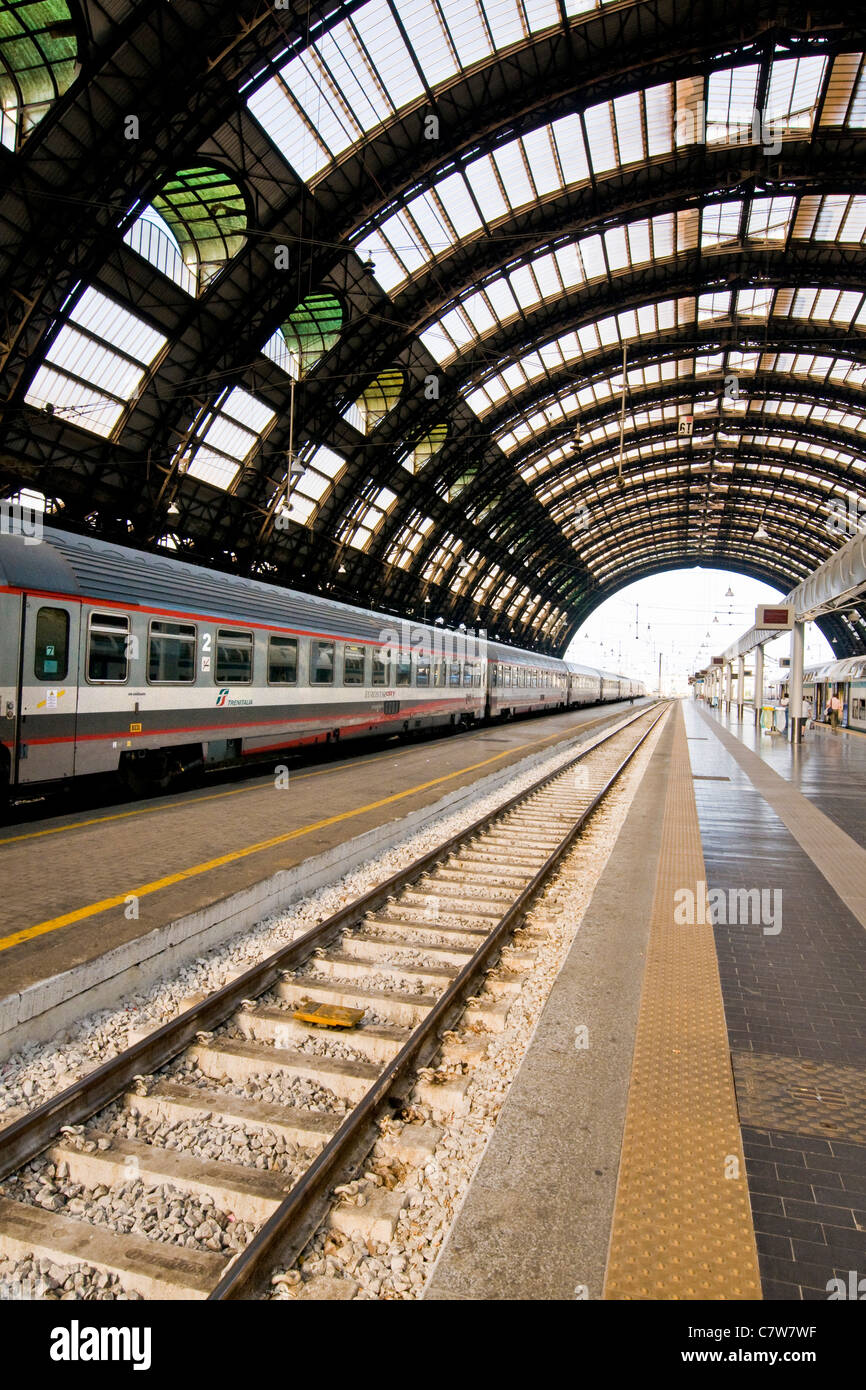 Italy trains railway rails hi-res stock photography and images - Alamy
