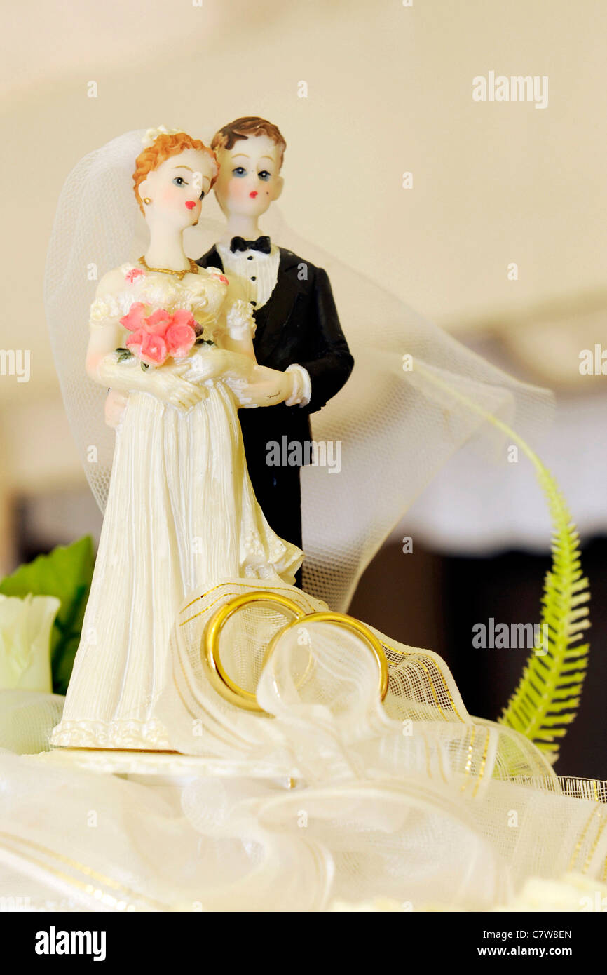 Bride and groom figurines Stock Photo - Alamy